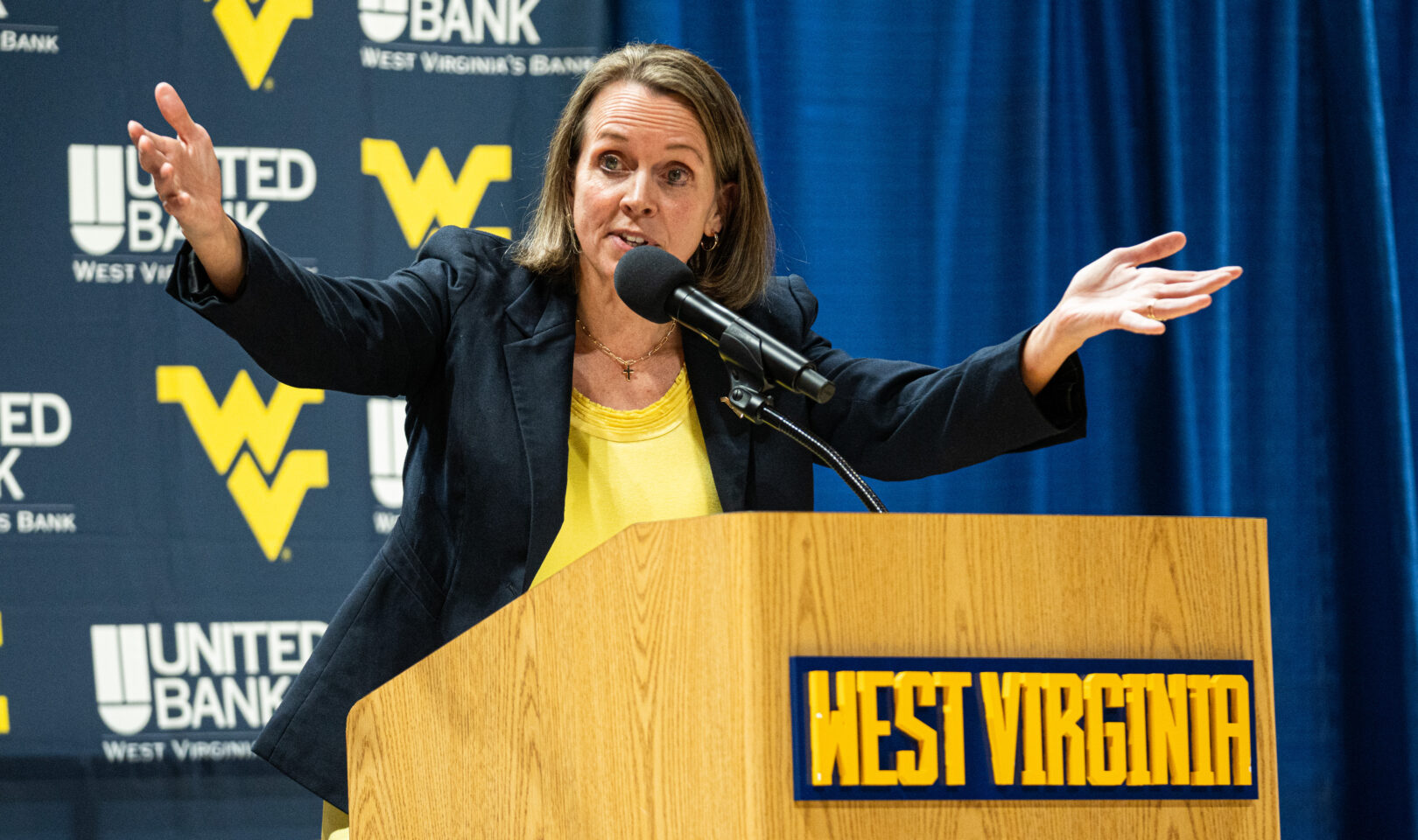 Dawn Plitzuweit grabs the reins of WVU's women's hoops program, ready ...