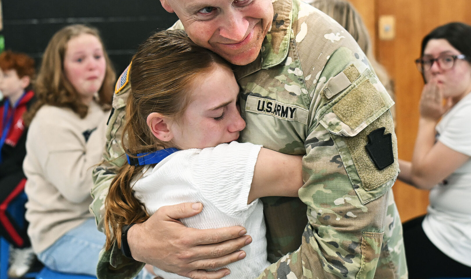 Military dad home from yearlong deployment surprises daughter at school ...