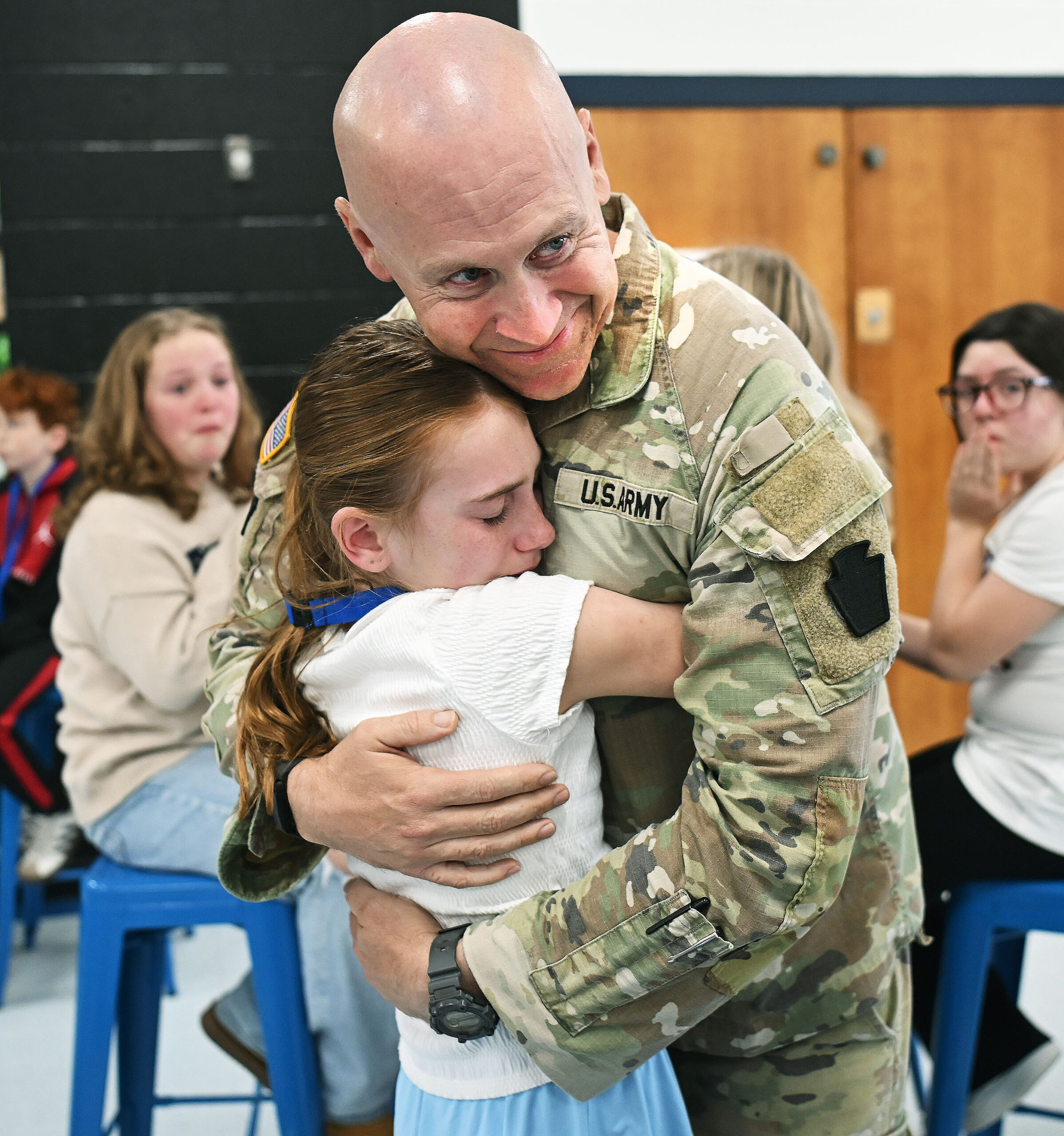Military dad home from yearlong deployment surprises daughter at school ...